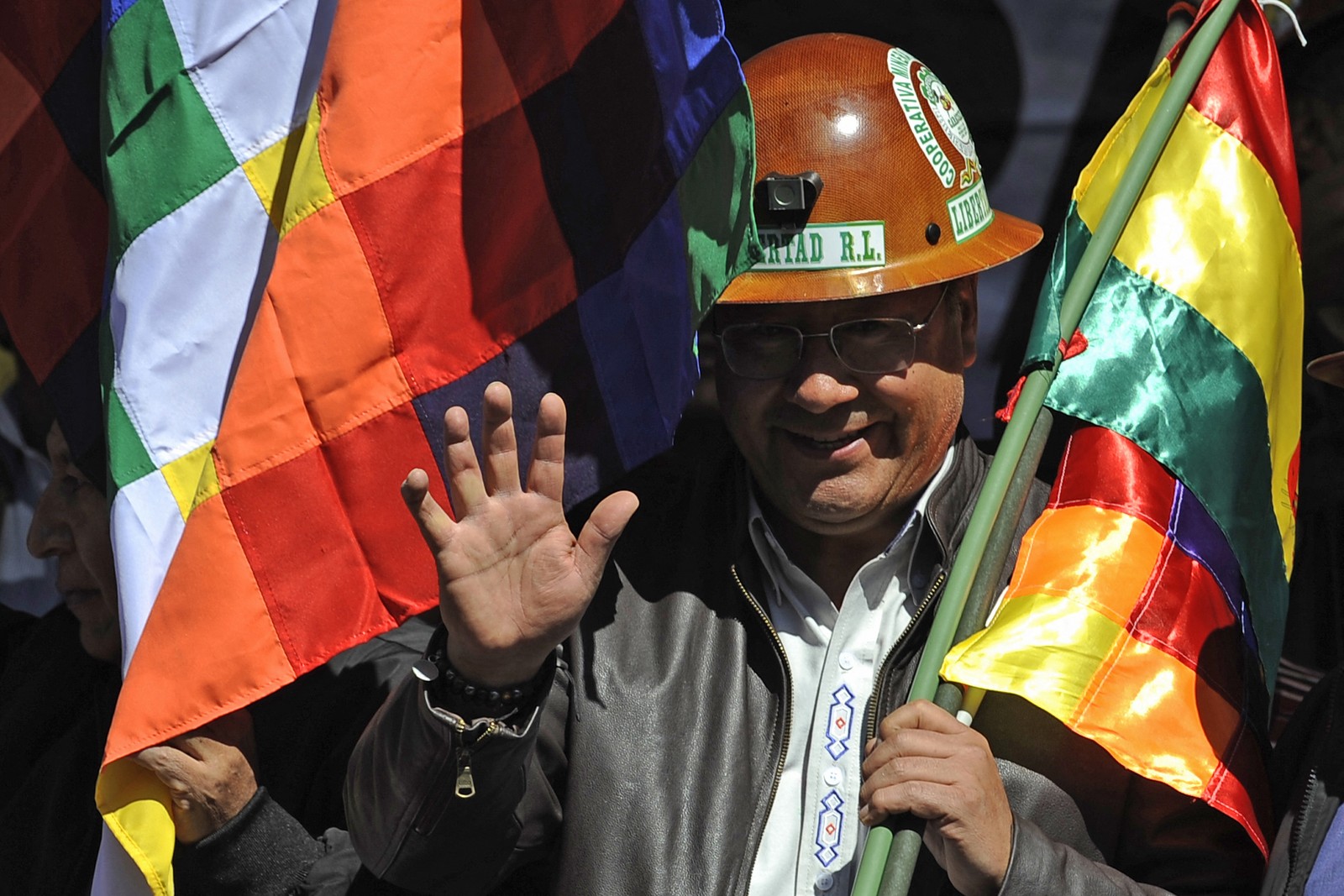 Milhares de bolivianos marcham em apoio a presidente duas semanas após ...