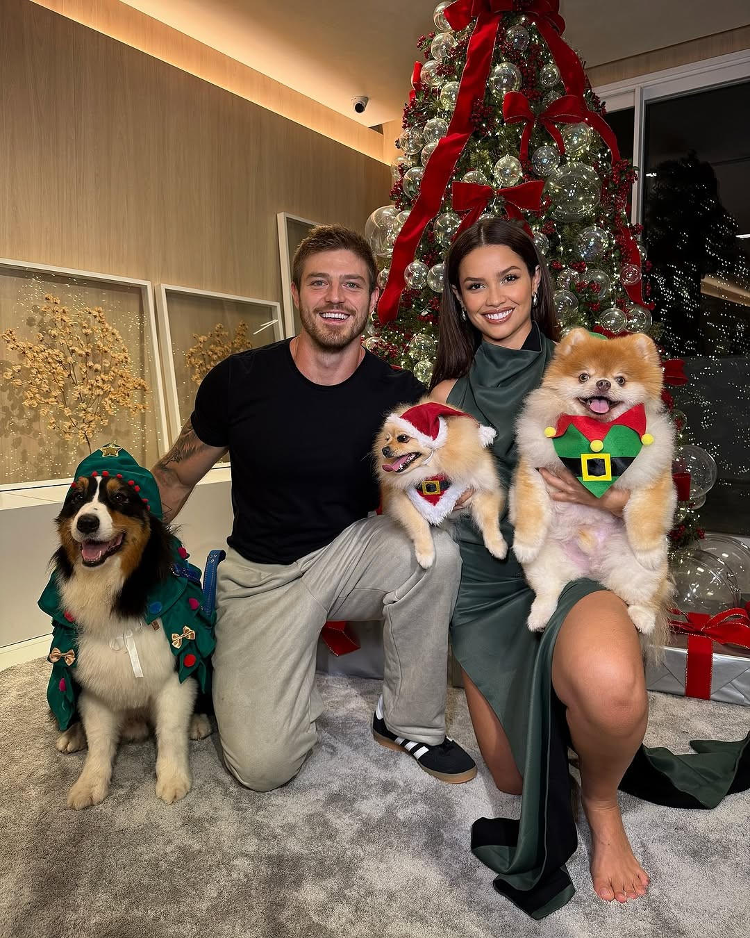 Anitta posa com o namorado, em rara foto publicada nas redes, e recebe elogios: 'Divos'