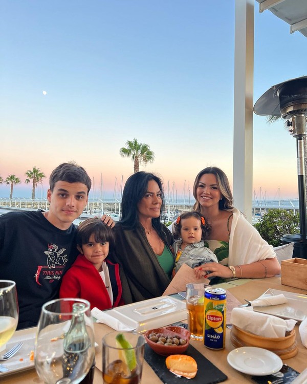 Mãe de Kelly Key surge em foto com netos e rouba a cena: 'Explicado ...