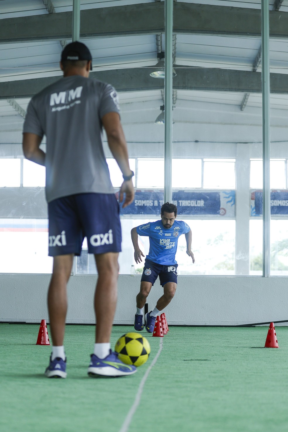 Recuperado de câncer, Everton Ribeiro volta a treinar no Bahia