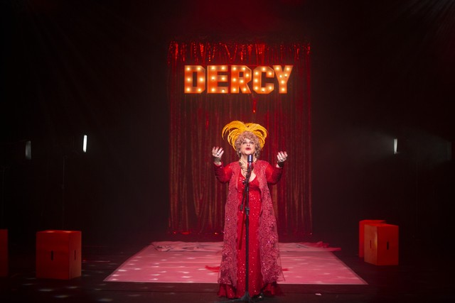 'Nasci pra ser Dercy': Pioneira do humor mal-humorado revive em ...