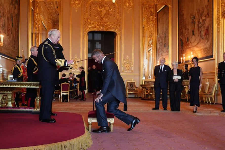 David Beckham é condecorado cavaleiro pelo rei Charles III após 13 anos ...