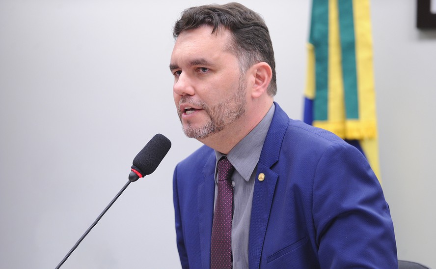 Deputado do União Brasil irá relatar PEC que faz parte do pacote fiscal do governo e muda abono ...