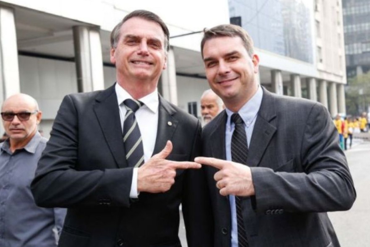 Flávio Bolsonaro antecipa retorno ao Brasil após pressão de ...