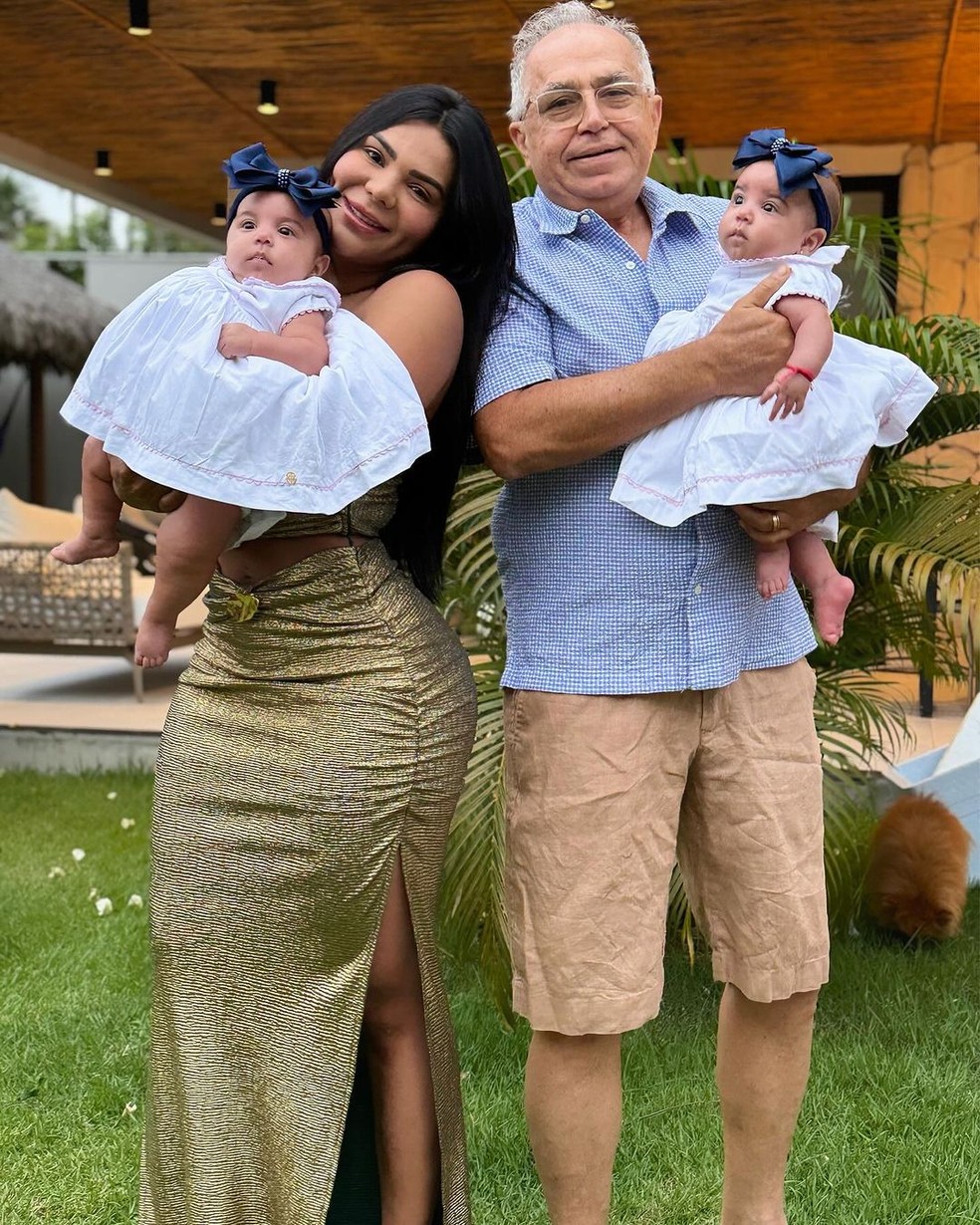 Primeira-dama de Arari posta foto com a família e detalhe curioso chama ...