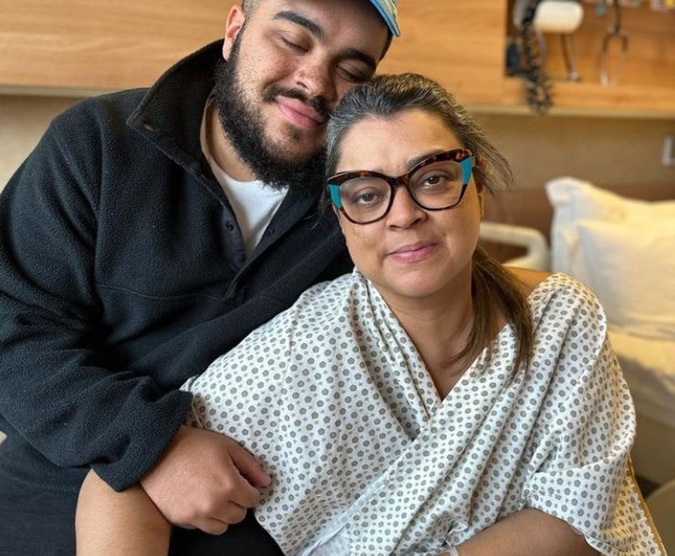 Preta Gil Tira Dreno Nasogástrico Após Cirurgia Que A Livrou De Células