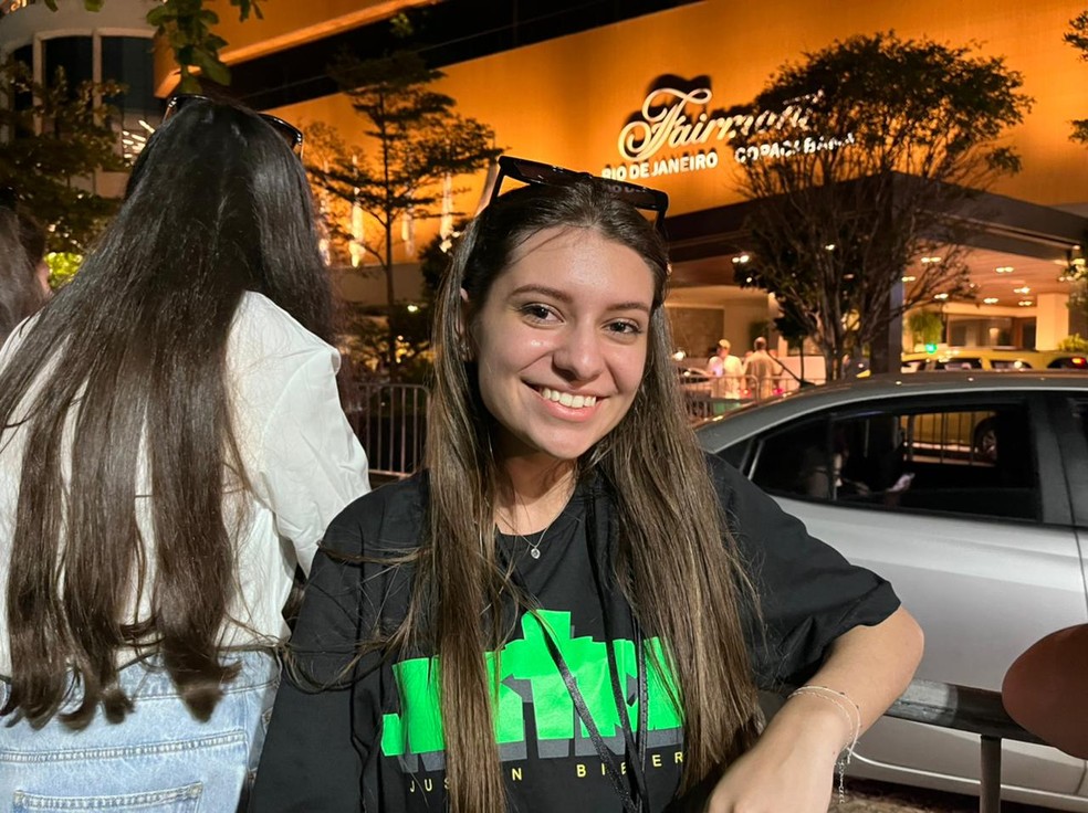 Centenas de fãs de Justin Bieber aguardam cantor em porta de hotel, em Copacabana