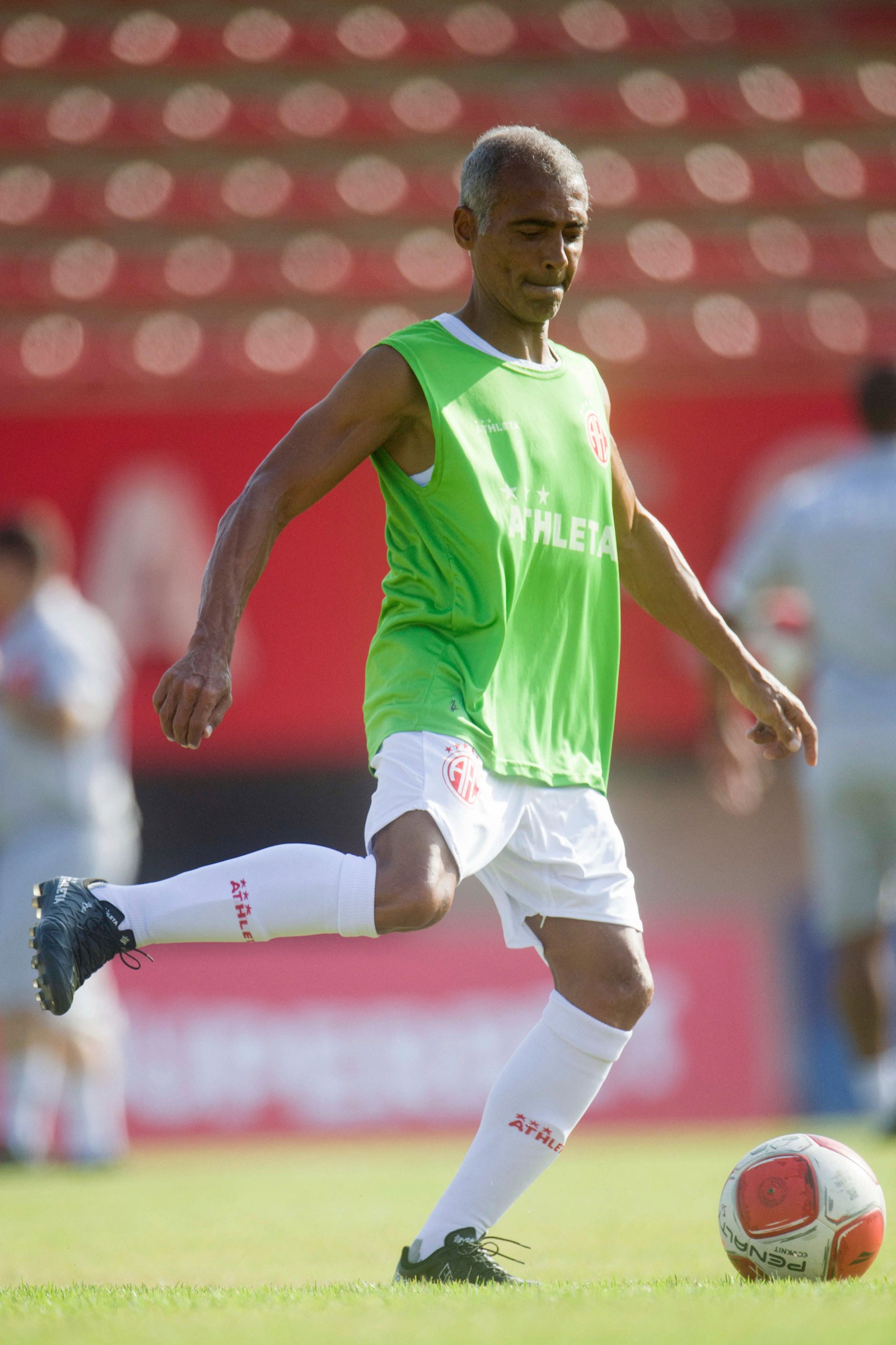 Romário garante que chance de estrear pelo America neste sábado é ...
