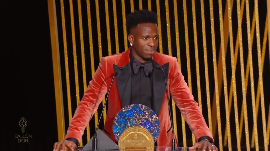 Vini Jr. leva Prêmio Socrates em cerimônia da Bola de Ouro por ações ...