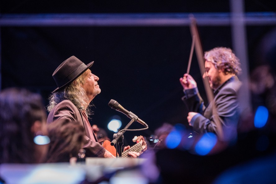 Alceu Valença em turnê pela Europa ao som da orquestra e do forró