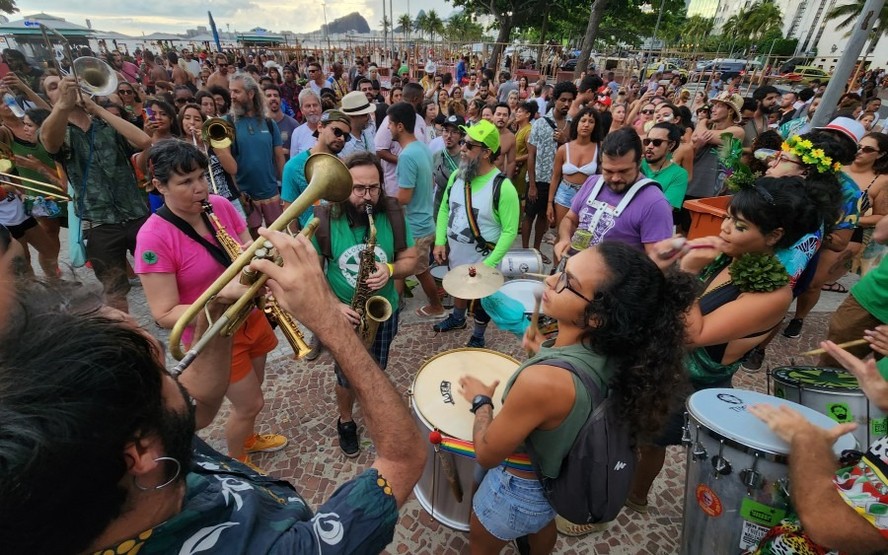 Pré-carnaval leva blocos às ruas e ensaios para a Sapucaí