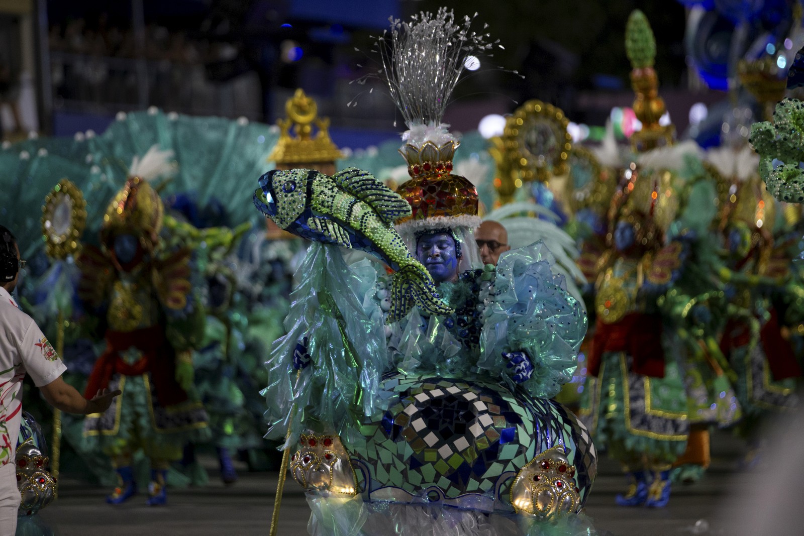 Balão do abre-alas da Grande Rio cai perto de camarote e é empurrado ...