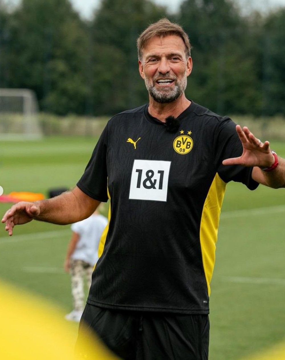 De volta a Alemanha: Klopp veste uniforme do Dortmund depois de nove ...