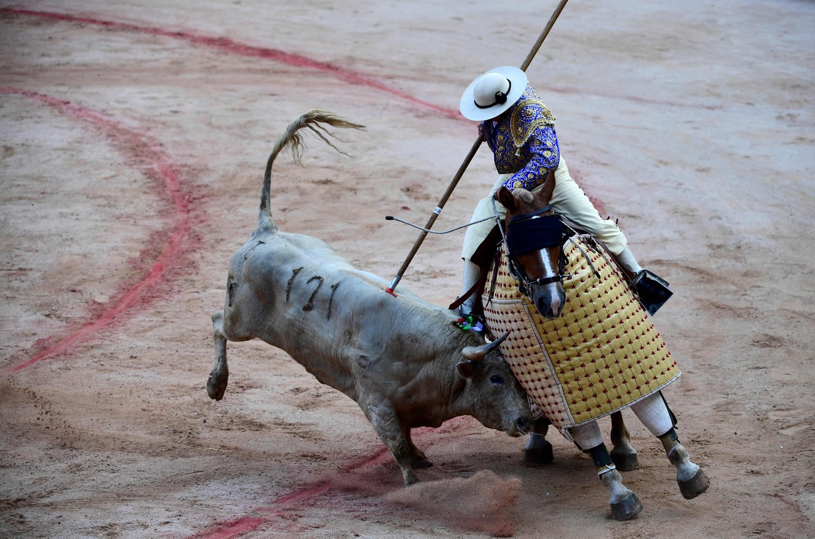 Holandês leva chifrada no testículo em corrida de touros na Espanha ...