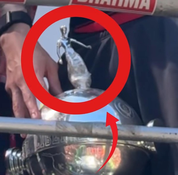 Taça da Libertadores aparece remendada com fita adesiva na festa do ...