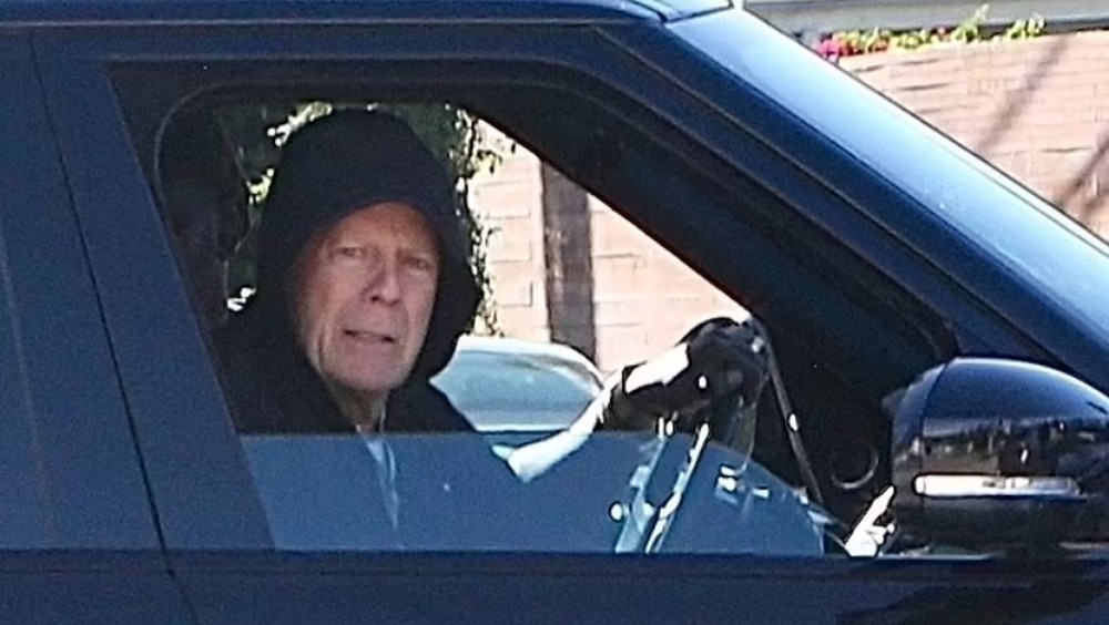 Bruce Willis faz rara aparição pública, após diagnóstico de demência ...