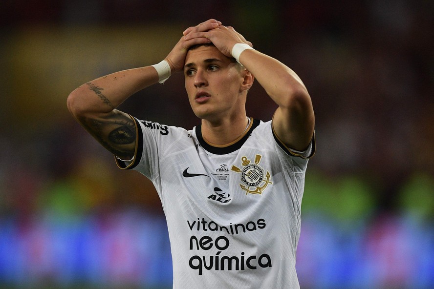 Morte da mãe, lesão e rebaixamento: Mateus Vital, que perdeu pênalti decisivo pelo Corinthians ...