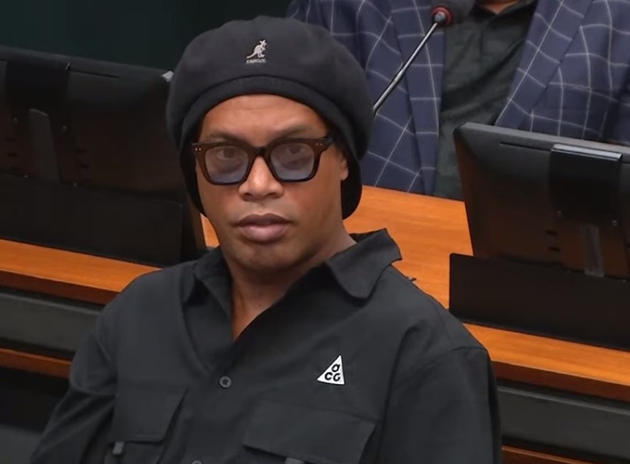 Ronaldinho fica em silêncio até quando questionado se faria propaganda ...