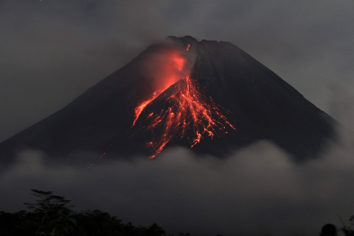 Vulcão Merapi, um dos mais ativos do mundo, volta a entrar em erupção ...