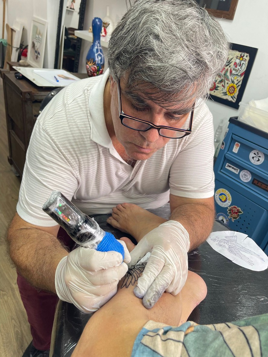 Médico de esportistas do mundo inteiro, o brasileiro Michael Simoni aprende a arte de tatuar