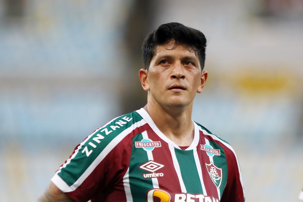 Cano ainda sofre com dores no joelho, mas mantém-se como única solução do Fluminense