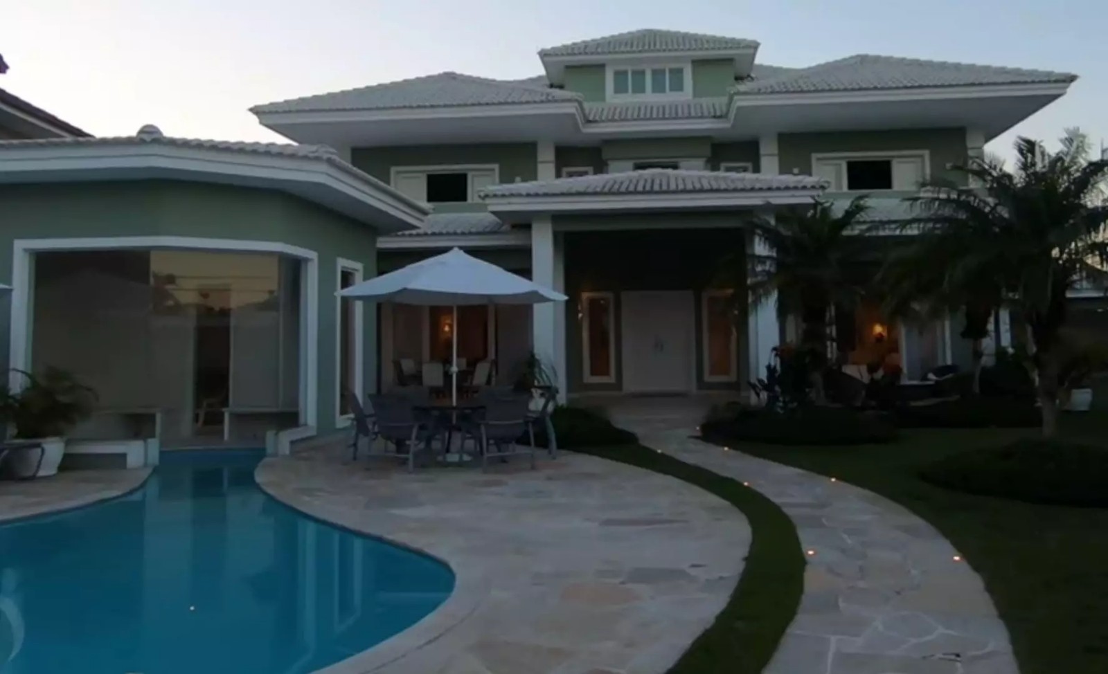 Michel Teló faz aniversário e chama atenção com adega gigante em mansão ...