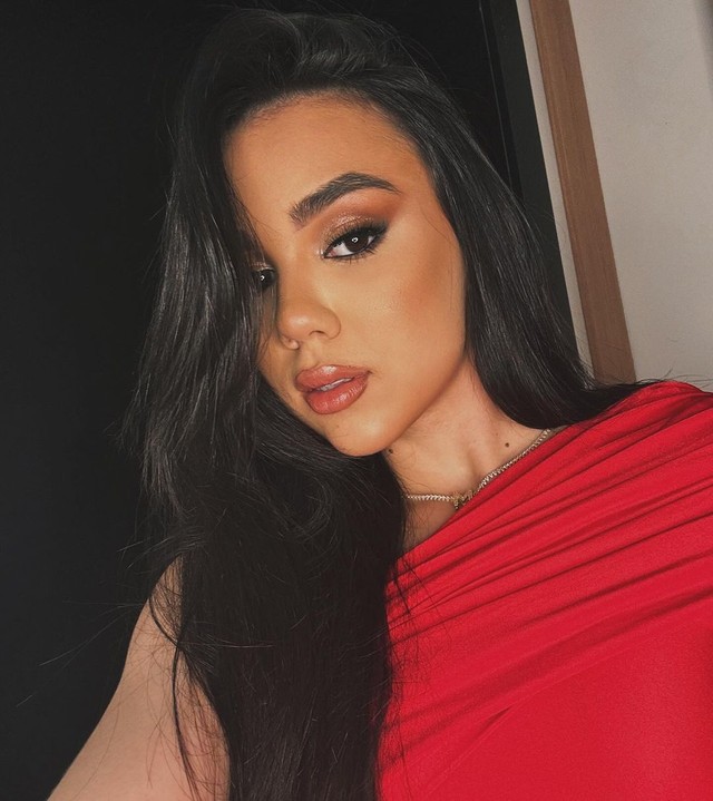 Quem é Júlia Ribeiro, influenciadora com quem Mari Fernandez assumiu ...