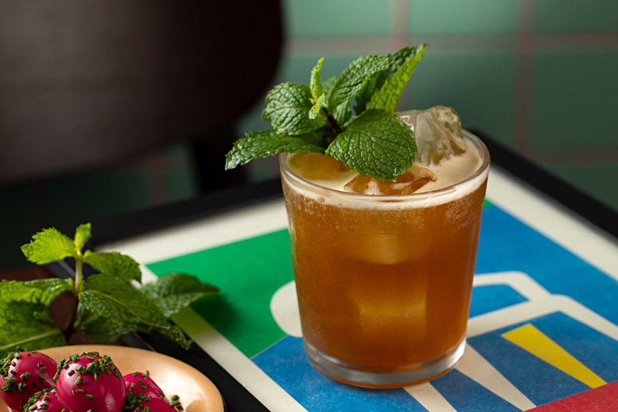 Dainer recebe Suru para uma noite de coquetéis