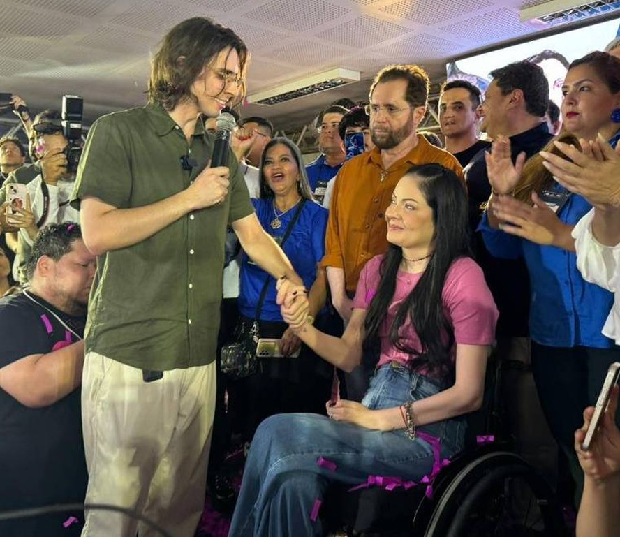 Confete rosa e festa: 'chá revelação' apresenta ativista PCD como vice ...