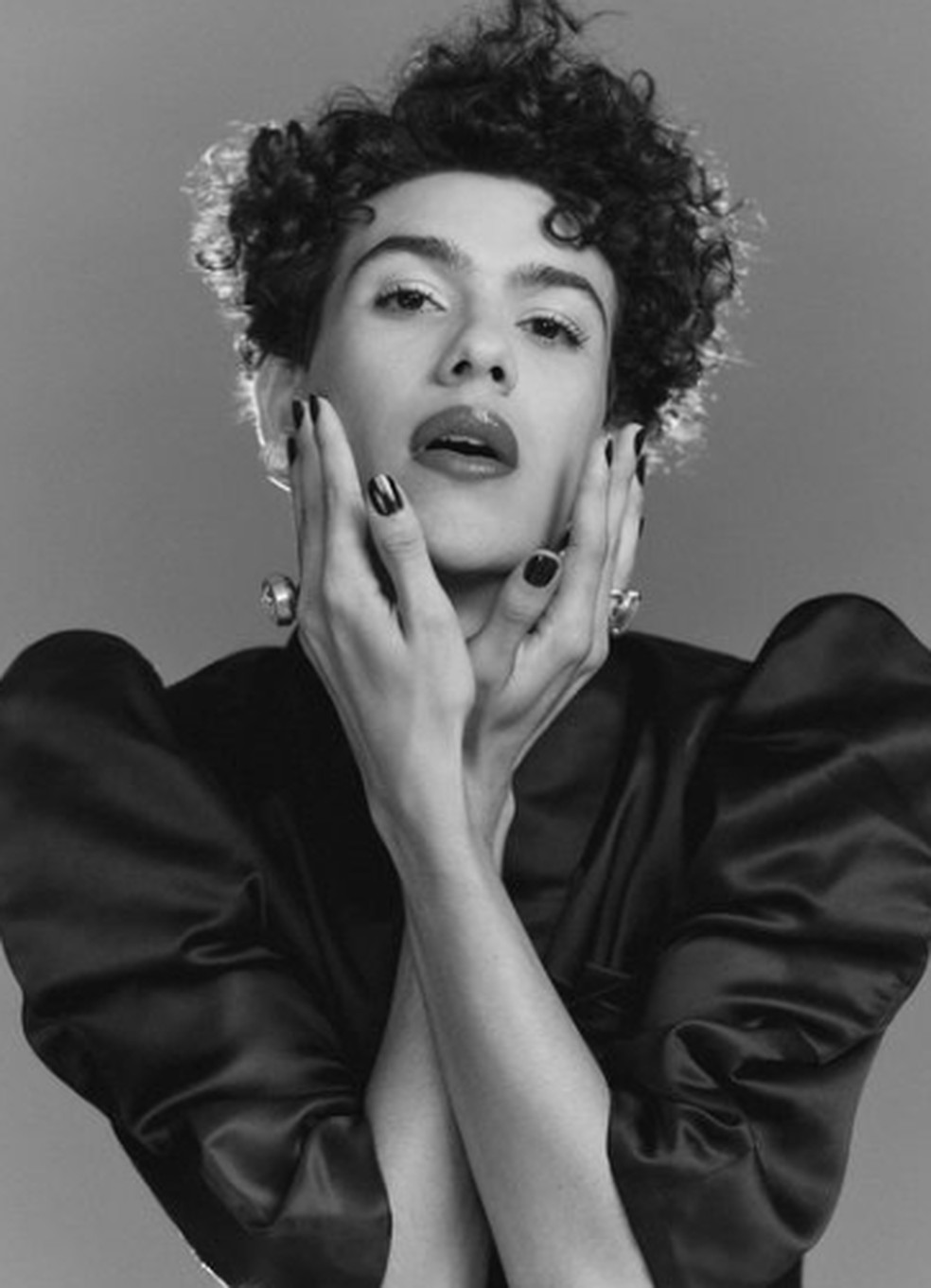 Nila, atriz trans não binária que protagonizou beijo histórico em ...