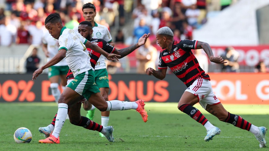 Em jogo intenso no Maracanã, Flamengo e Palmeiras ficam no empate pelo ...