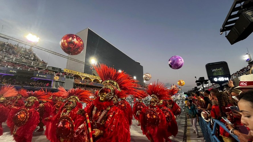 Carnaval 2024: onde assistir aos compactos dos desfiles das escolas de samba do primeiro dia do ...