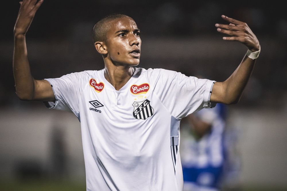 Quem é o filho de Robinho, jogador da base do Santos que treinou faltas ...