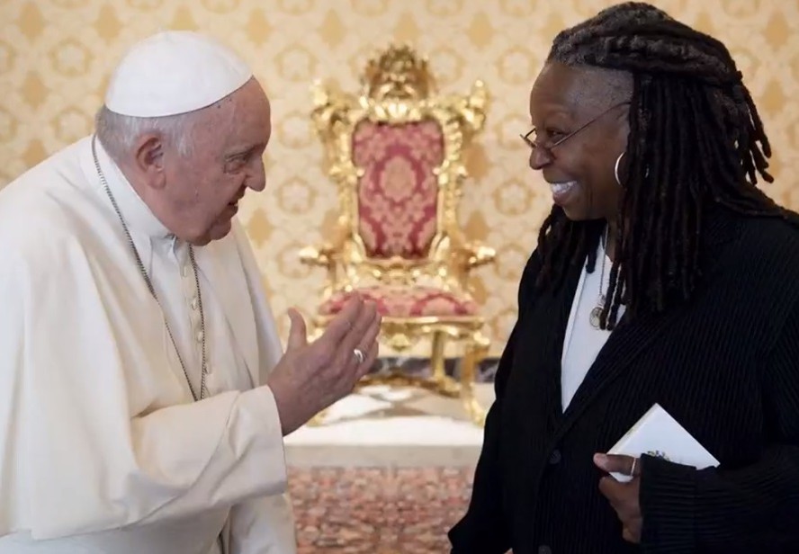 Whoopi Goldberg presenteia Papa Francisco com produtos de 'Mudança de ...