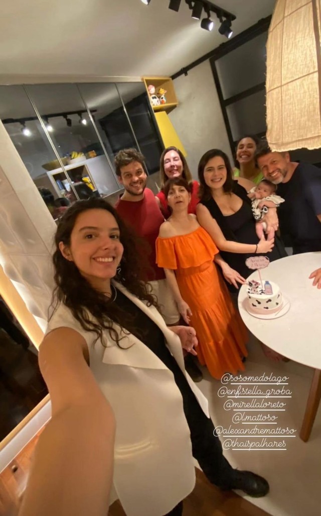 Michelle Loreto abre álbum de fotos do mesversário da filha, Aurora