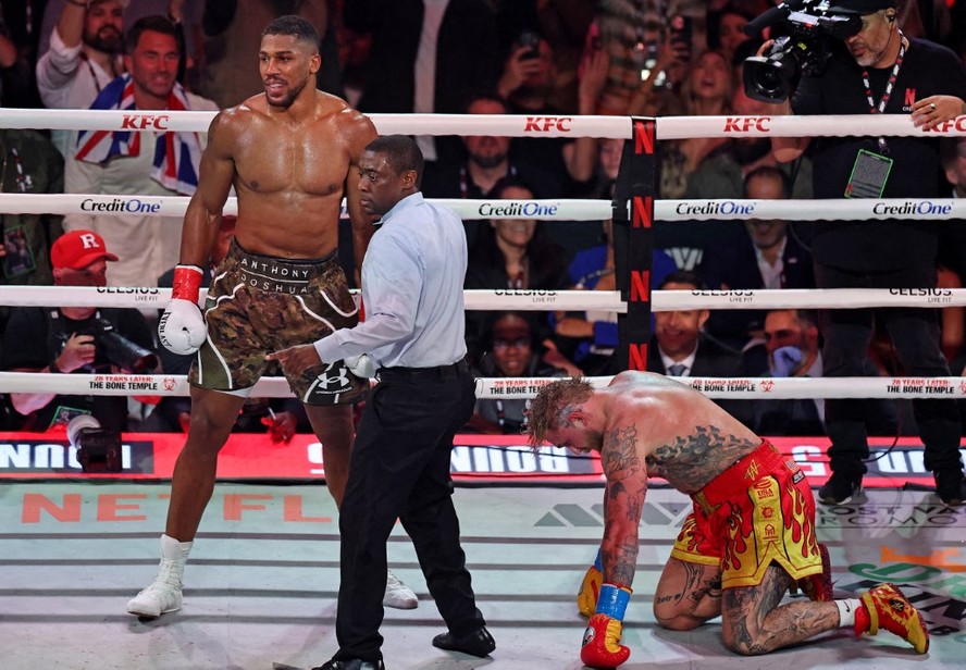 Anthony Joshua nocauteia Jake Paul no 6º round em evento de boxe da Netflix