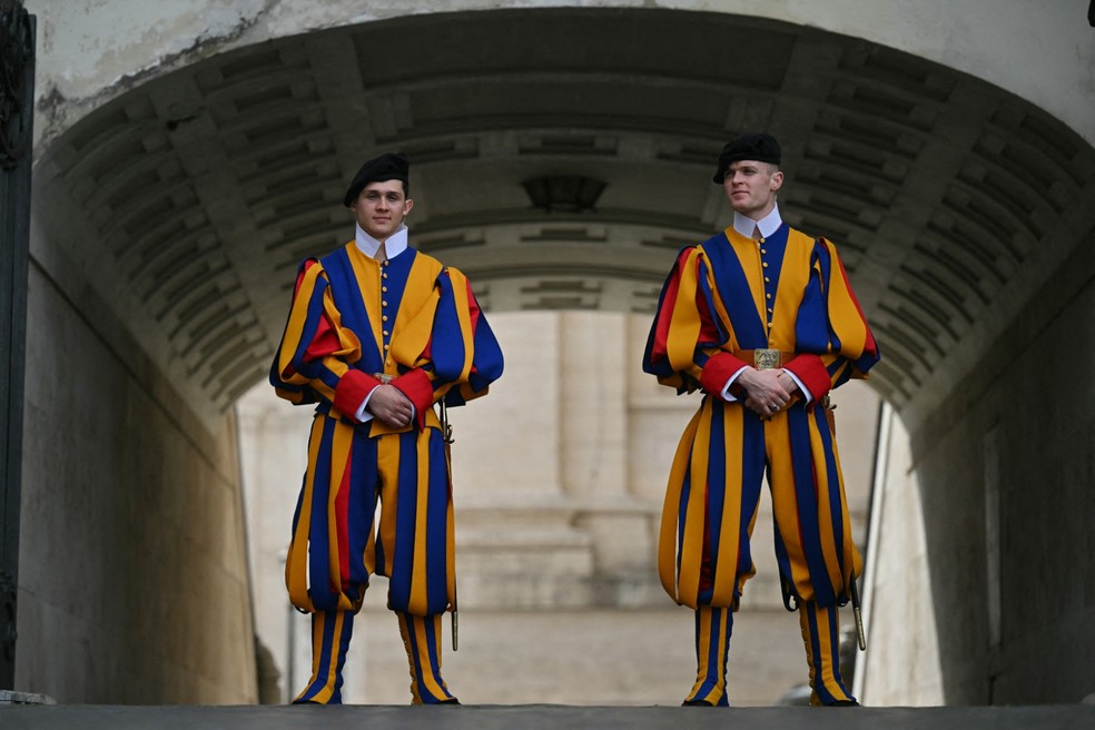 Jovens suíços cumprem exigências rigorosas para integrar a guarda que ...