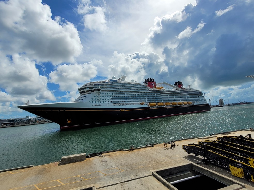 Cruzeiro da Disney faz viagem inaugural com Mickey e personagens de ...