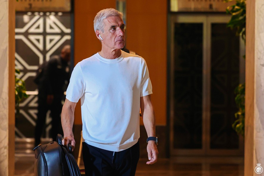 Com oferta do Corinthians, Luis Castro avalia cenário e deve dar ...