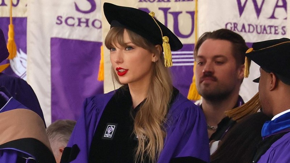 Taylor Swift recebe título de Doutora em Belas Artes pela Universidade ...