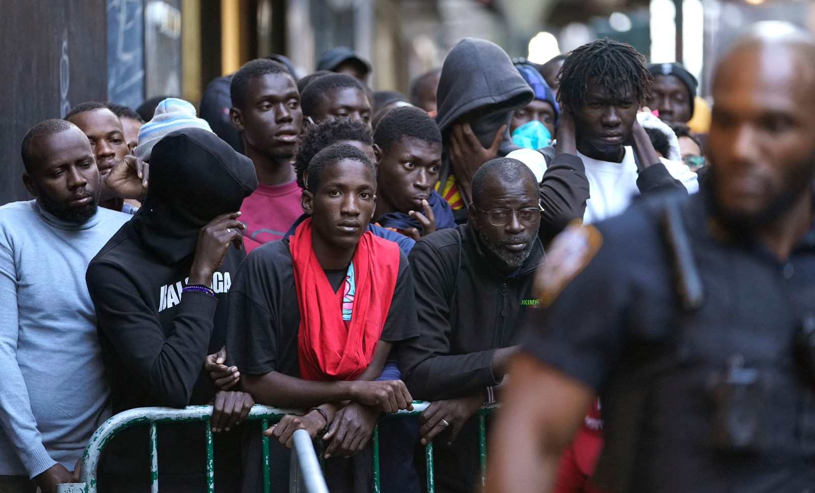 Imigrantes dormem na rua em Nova York em meio a colapso do sistema de ...