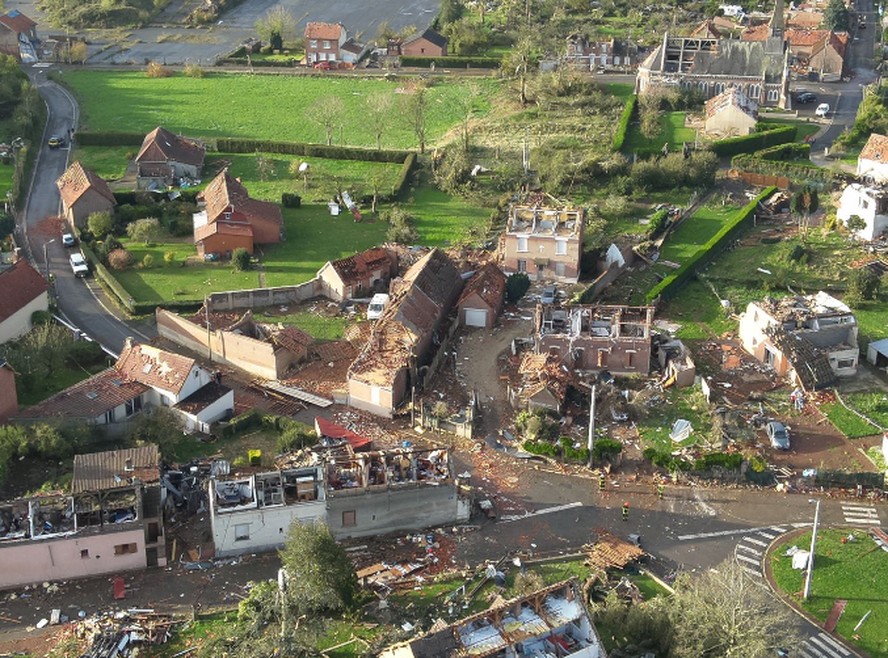 Tornado deixa rastro de destruição no Norte da França; vídeo