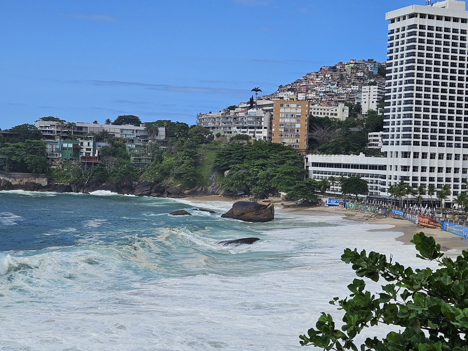 Ressaca faz mar invadir calçadão na Zona Sul do Rio; veja vídeo