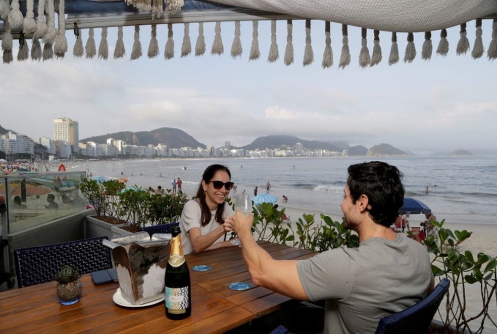 Saiba quanto custa passar réveillon 2024 em um quiosque na Praia de ...