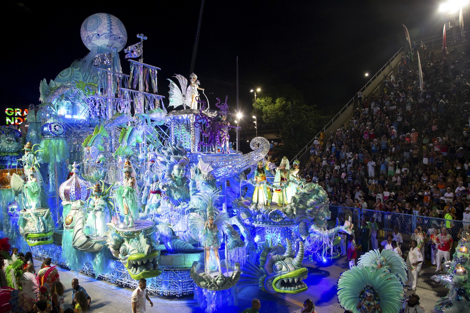 Balão do abre-alas da Grande Rio cai perto de camarote e é empurrado ...